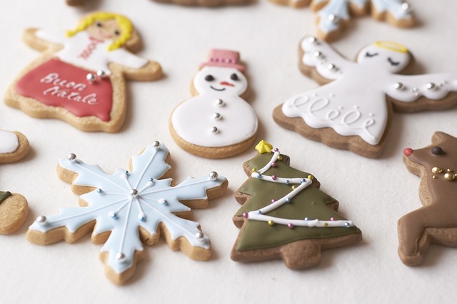 Grand Hyatt's 10th Anniversary Christmas Cakes: 10 Varieties, Don ...