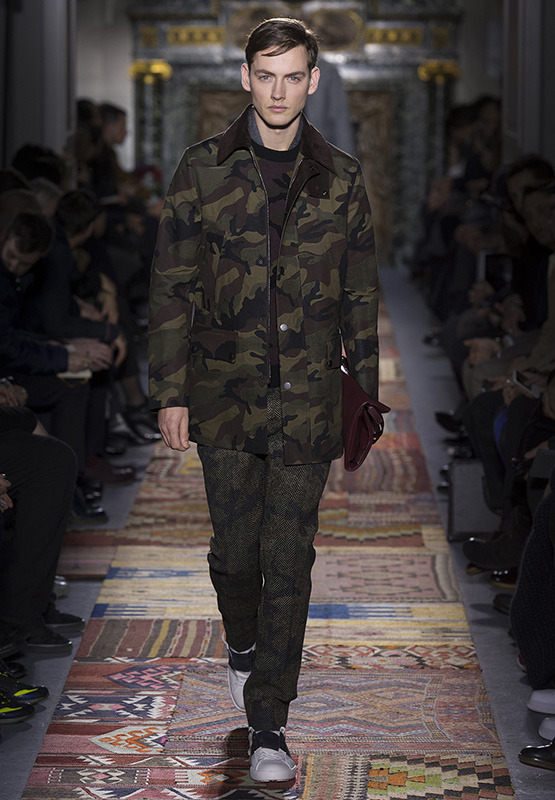 Valentino showcases relaxed tailoring and patterns in its 2014-2015 ...
