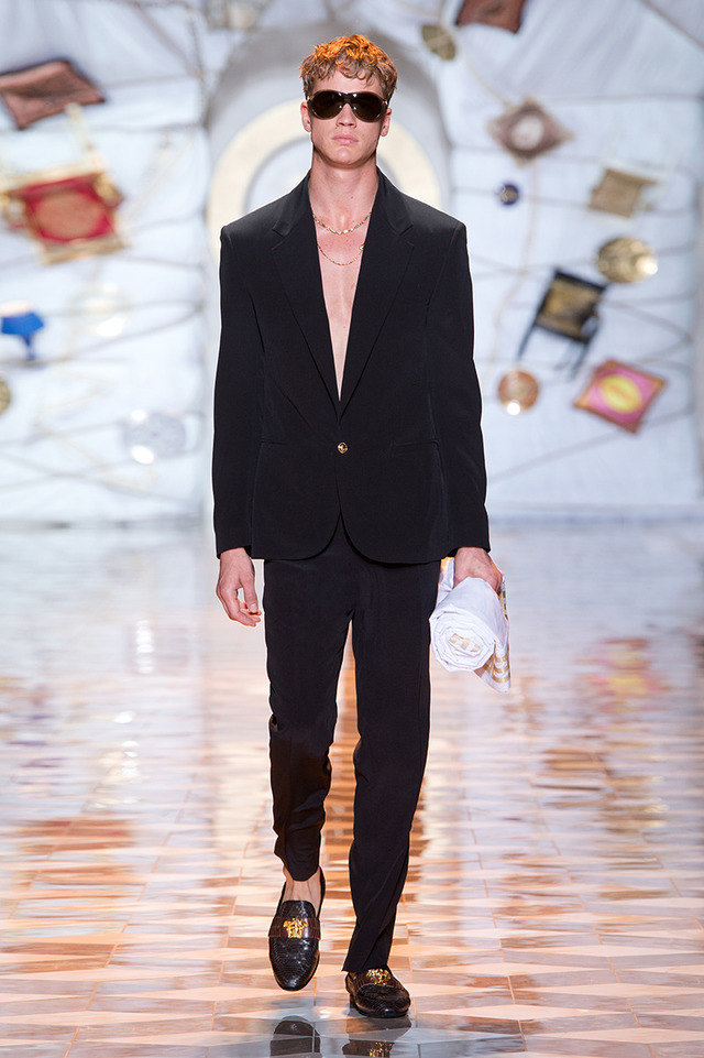 Versace-style on the streets of Havana, Cuba [SS15 Men's] | PHOTO(46/49 ...