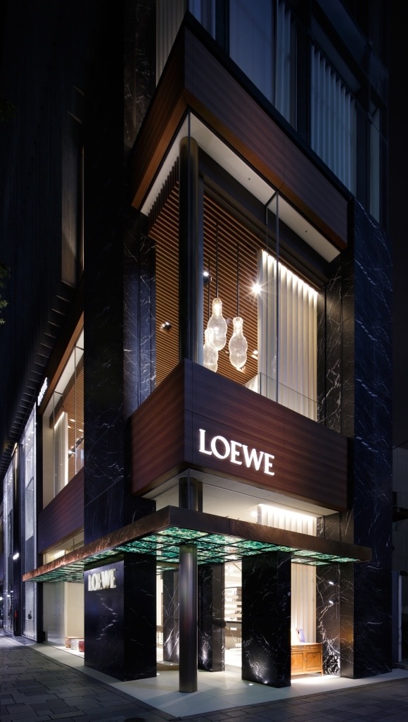 The new Loewe opens its first store in the world in Omotesando. A space ...