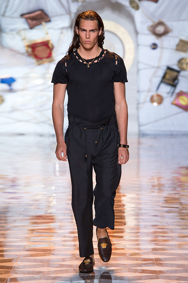 Versace-style on the streets of Havana, Cuba [SS15 Men's] | PHOTO(42/49 ...