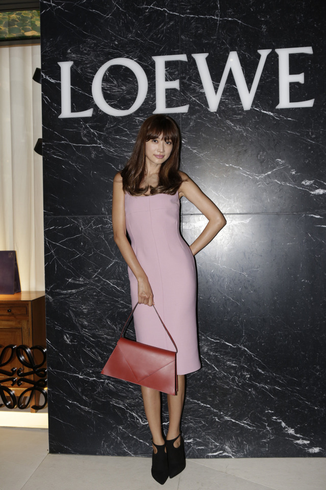 The new Loewe opens its first store in the world in Omotesando. A space ...
