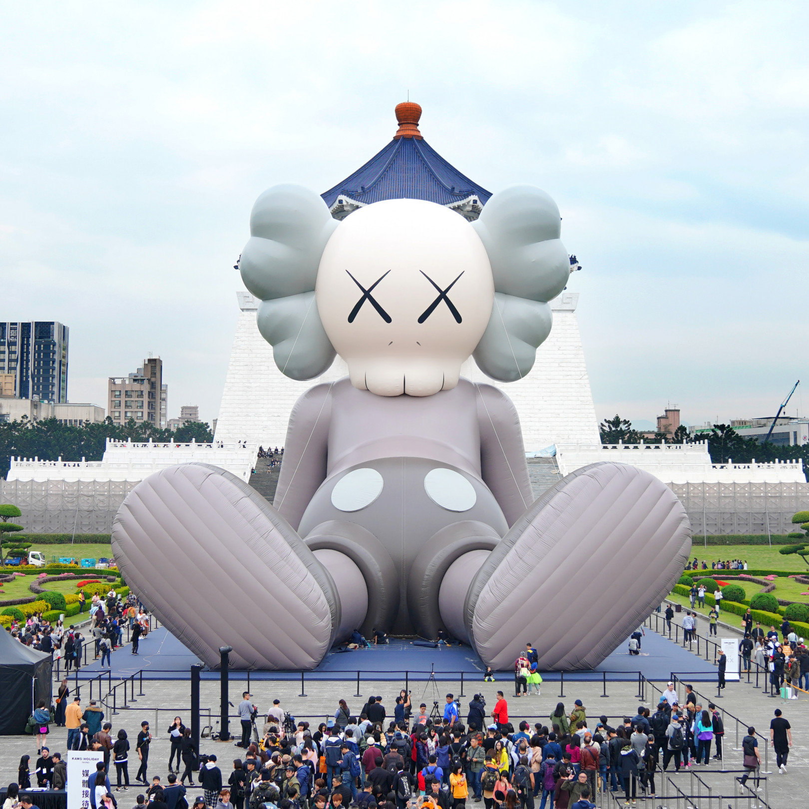 【更新】KAWSの全長40メートル巨大フィギュアがついに日本へ! 富士山麓のキャンプ場で展示イベント開催 | PHOTO(66/96 ...