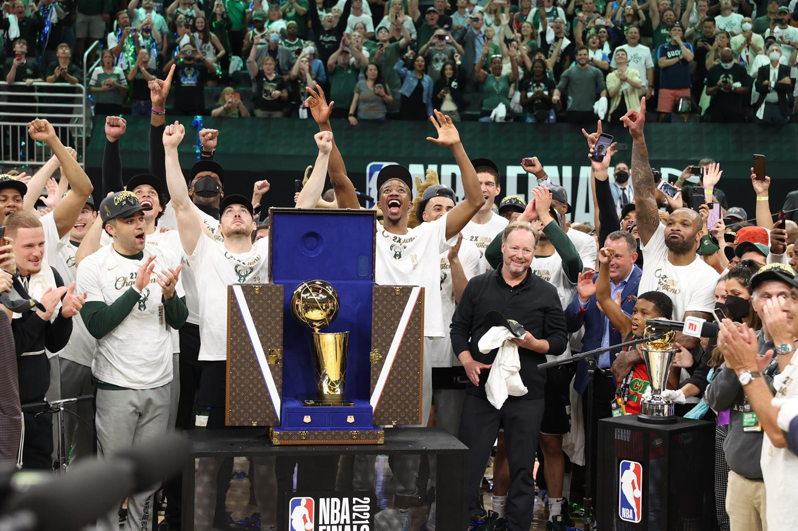 The Milwaukee Bucks win the 2021 NBA Finals! The Larry O'Brien Trophy's ...