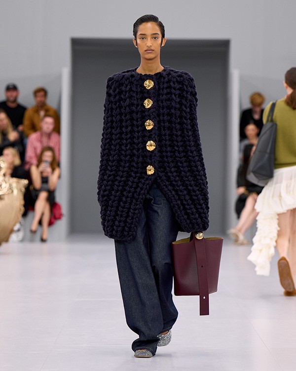 [LOOK] Loewe presents its Spring/Summer 2024 women's collection in ...