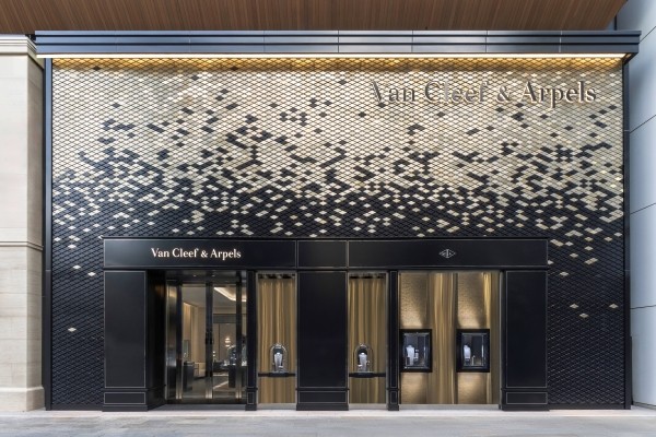 Van Cleef & Arpels opens a new boutique in Ginza 1-chome. A "jewelry ...